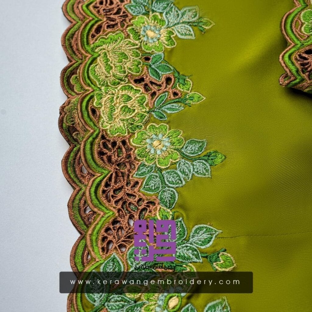 Baju Kurung Tradisi Dengan Sulam Goyang Kerawang Motif Bunga Sakura dan ...