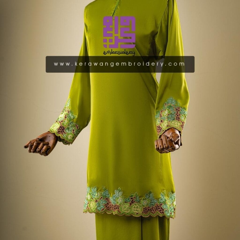 Baju Kurung Tradisi Dengan Sulam Goyang Kerawang Motif Bunga Sakura dan ...