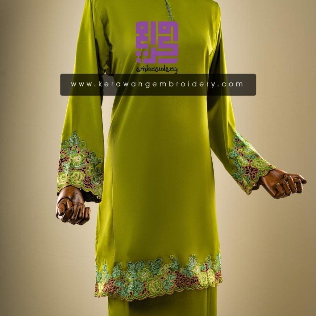 Baju Kurung Tradisi Dengan Sulam Goyang Kerawang Motif Bunga Sakura dan ...