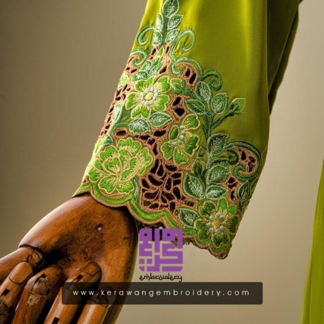 Baju Kurung Tradisi Dengan Sulam Goyang Kerawang Motif Bunga Sakura dan ...