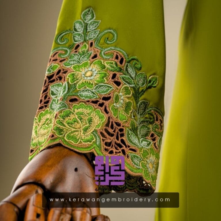 Baju Kurung Tradisi Dengan Sulam Goyang Kerawang Motif Bunga Sakura dan ...